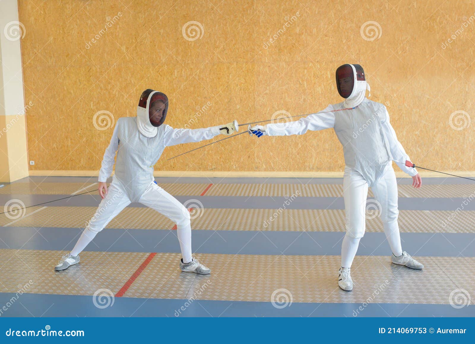 Dos Personas En Combate De Esgrima Imagen de archivo - Imagen de ...