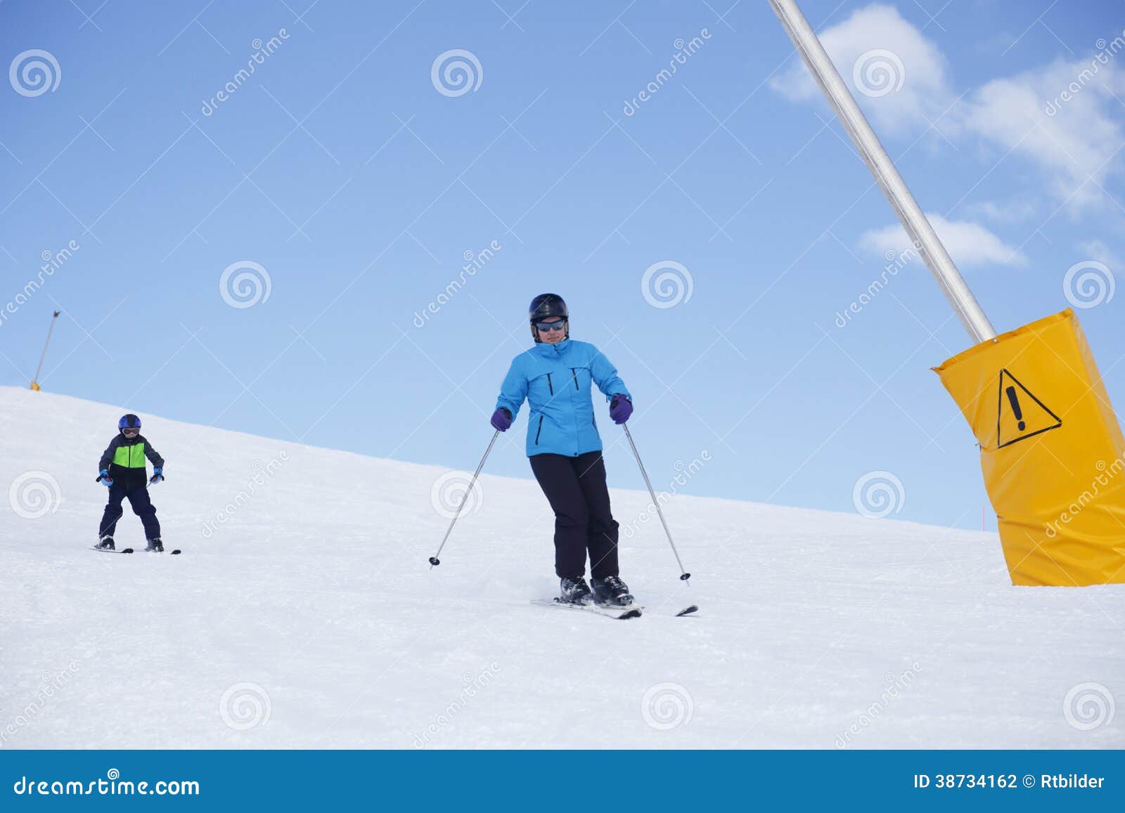 Dos Personas Están Esquiando Foto de archivo - Imagen de esquiador ...