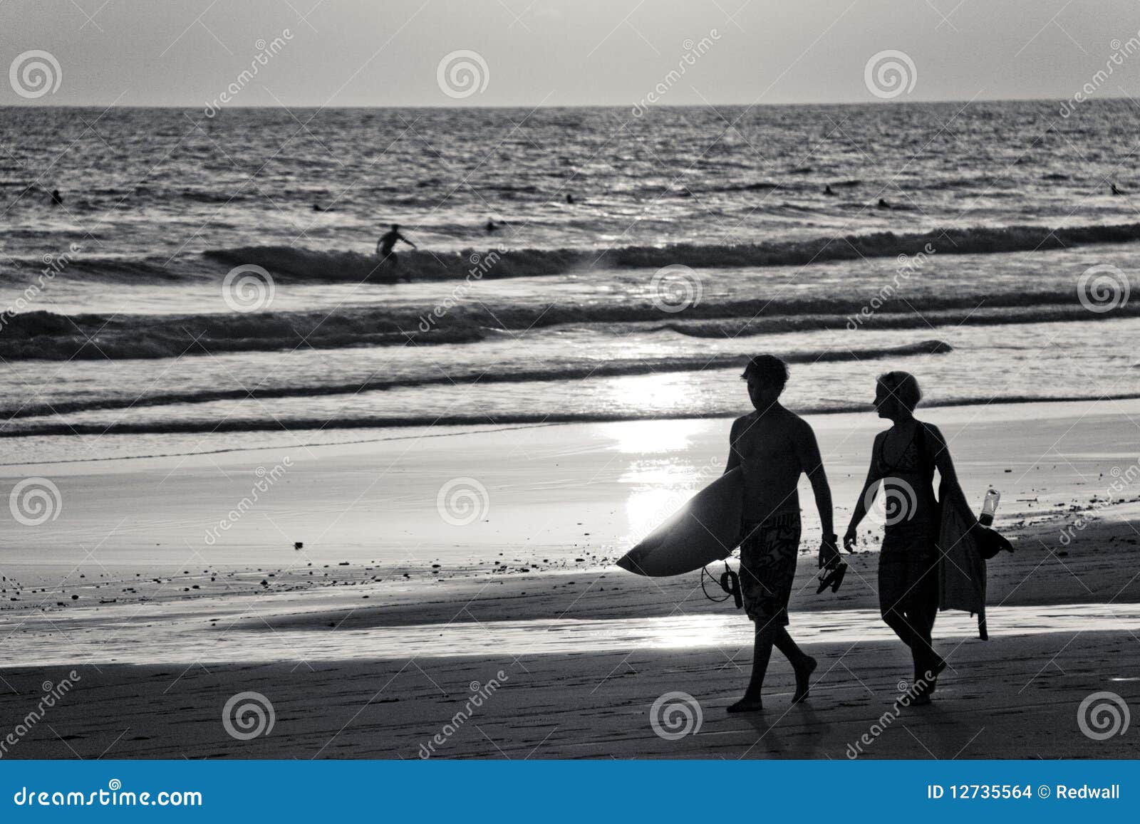 Dos Personas Que Practica Surf En La Playa Foto de archivo - Imagen de ...