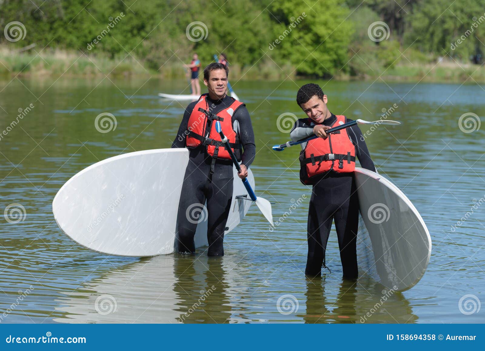 Dos Personas Remando En La Pizarra Foto de archivo - Imagen de charca ...
