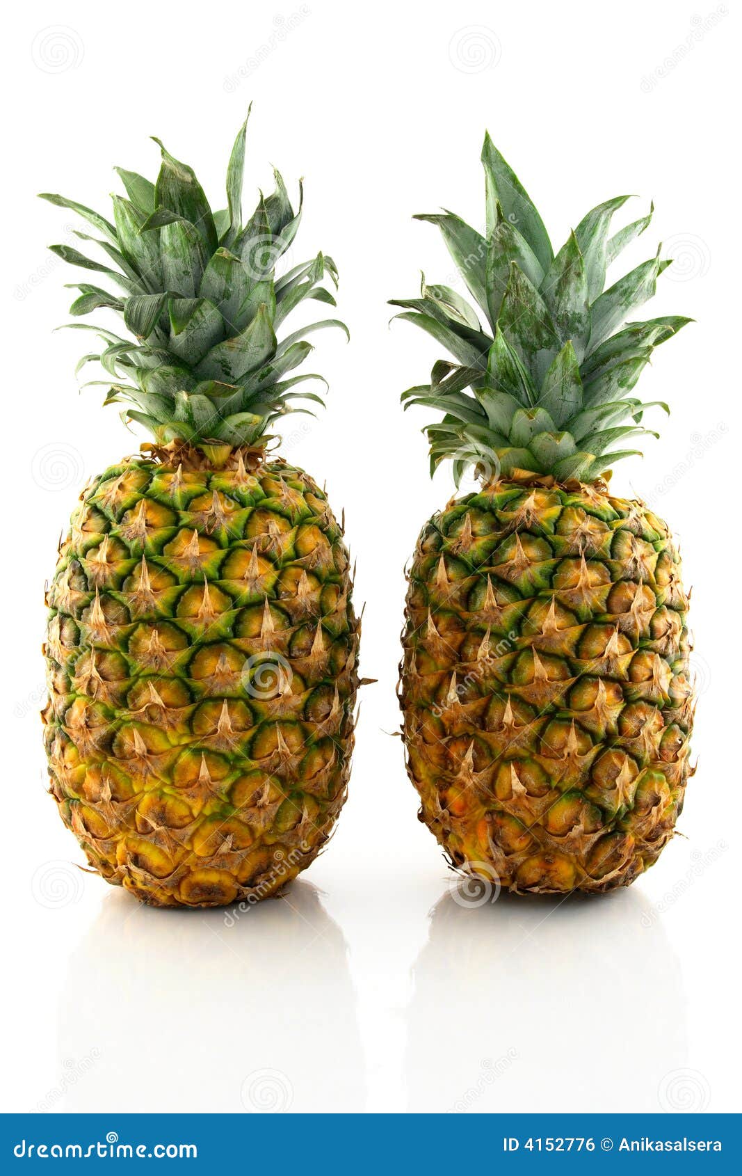 Dos piñas maduras foto de archivo. Imagen de jugoso, dulce - 4152776