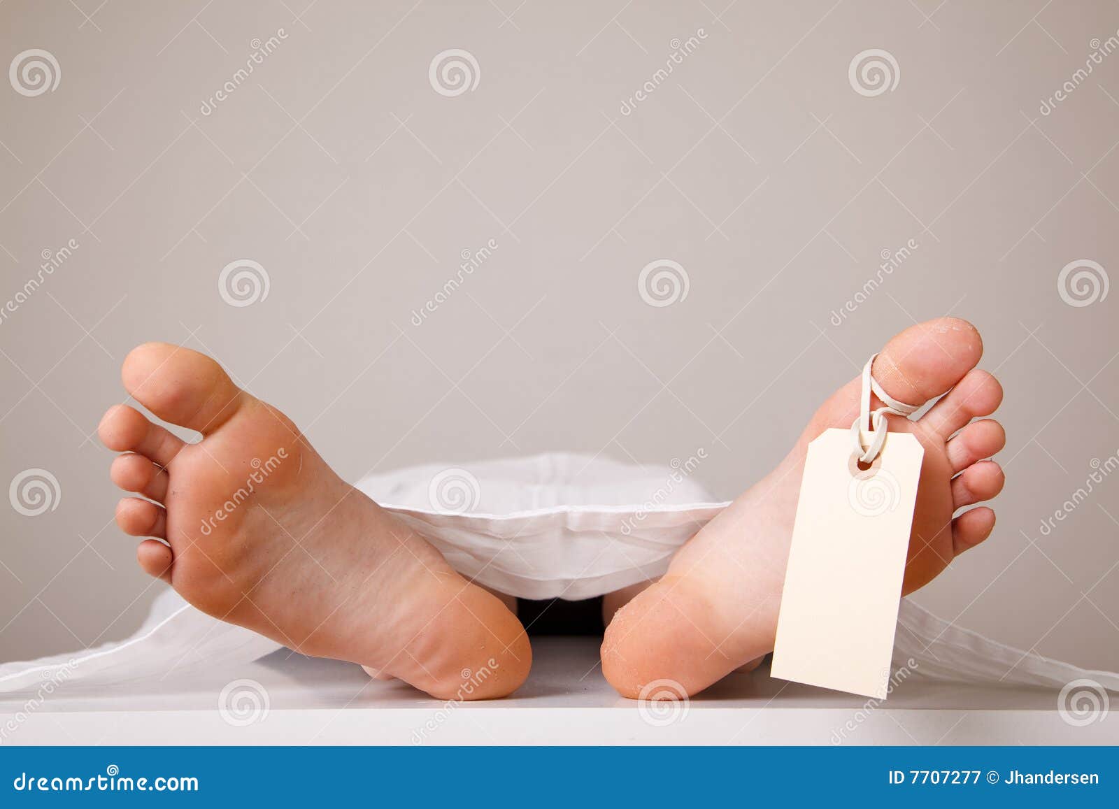 Dos pies de un cadáver imagen de archivo. Imagen de humanidad - 7707277