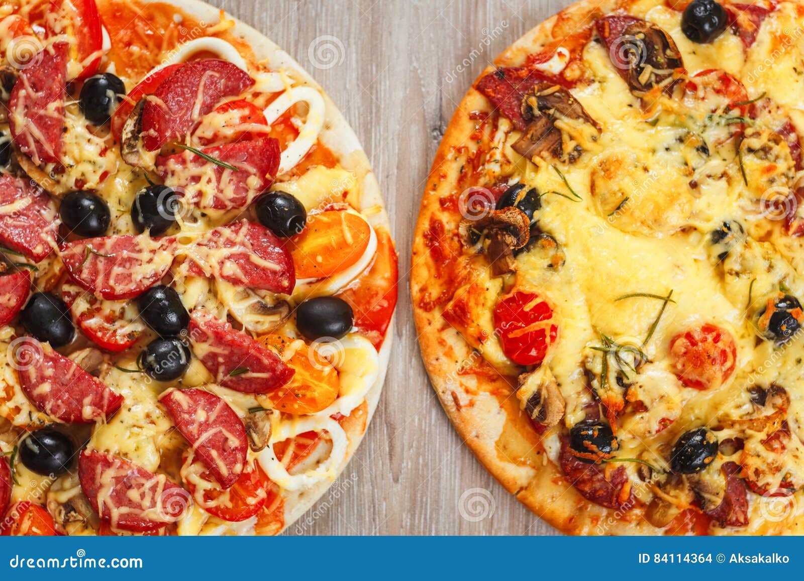 Dos Pizzas Calientes Y Sabrosas Grandes Foto de archivo - Imagen de ...
