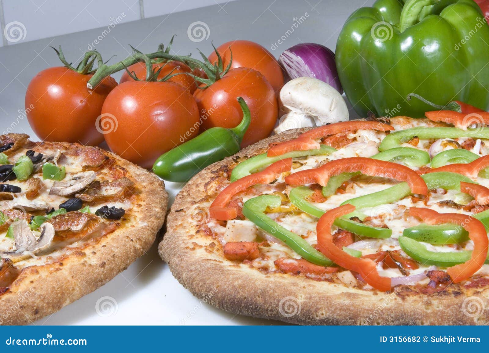 Dos pizzas vegetarianas foto de archivo. Imagen de tradicional - 3156682