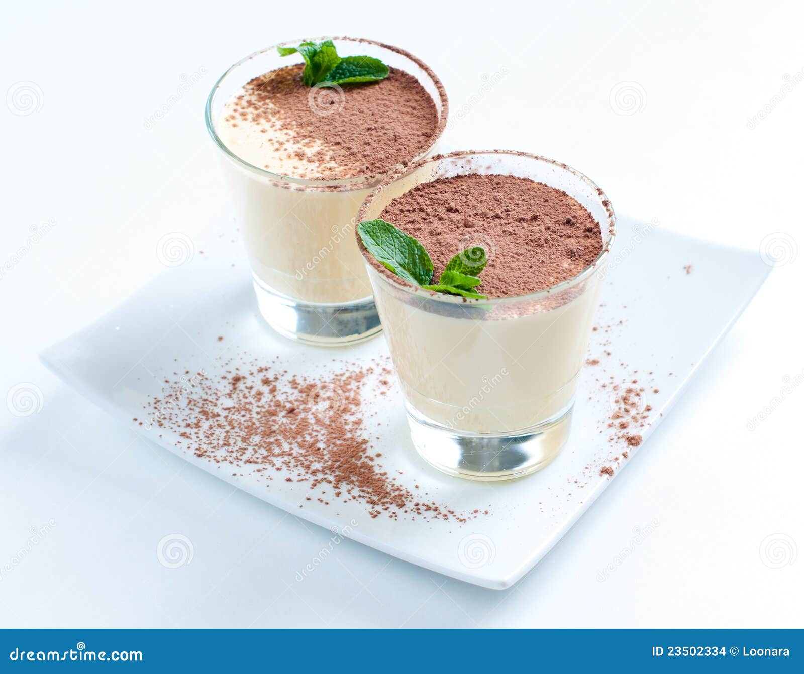 Dos Postres Cremosos De La Vainilla Foto de archivo - Imagen de listo ...