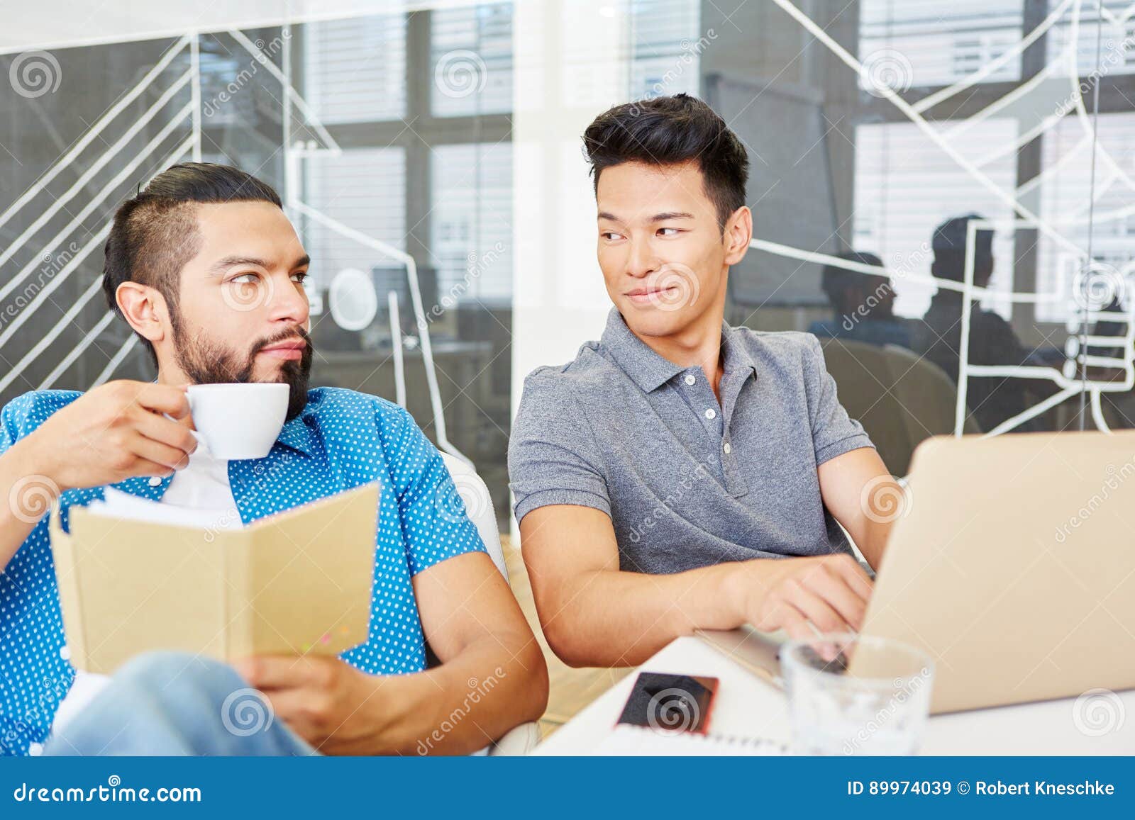 Dos Programadores Adentro Como Equipo De Lanzamiento Imagen de archivo ...