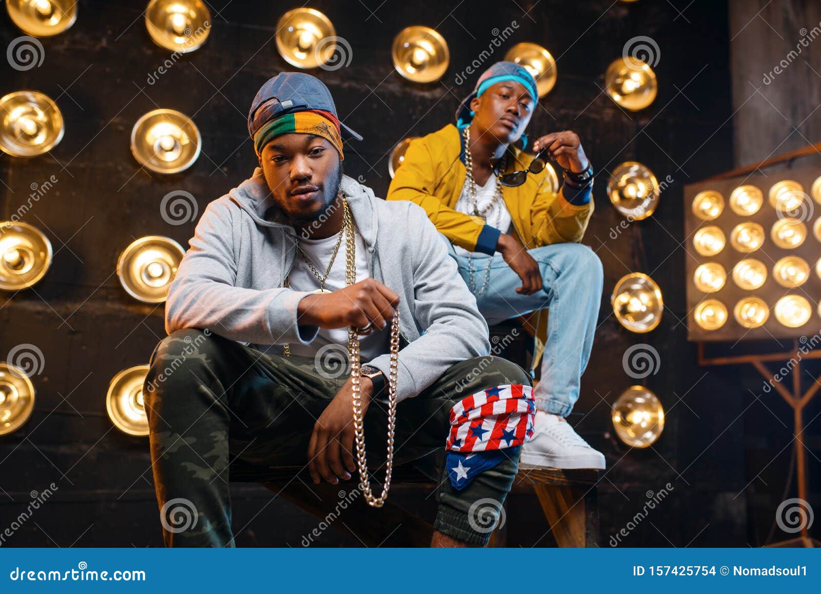 Dos Raperos Negros Sentados En Los Escalones Foto de archivo - Imagen ...