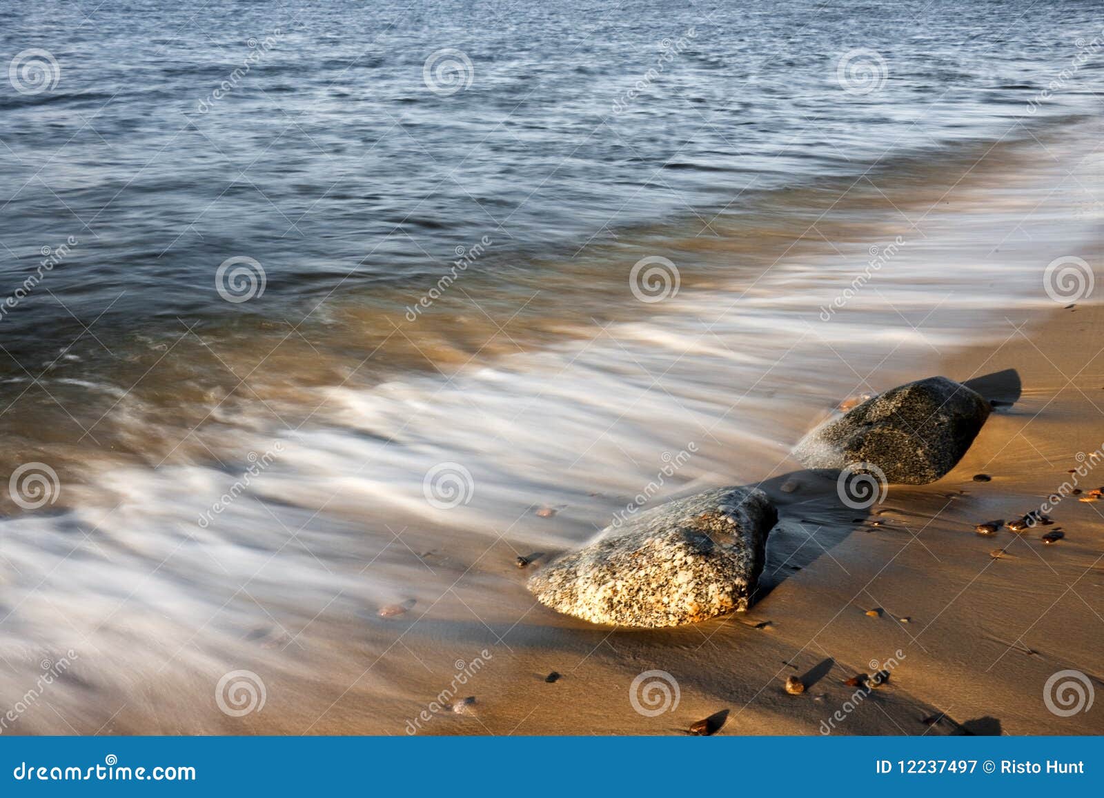 Dos rocas imagen de archivo. Imagen de costa, mojado - 12237497
