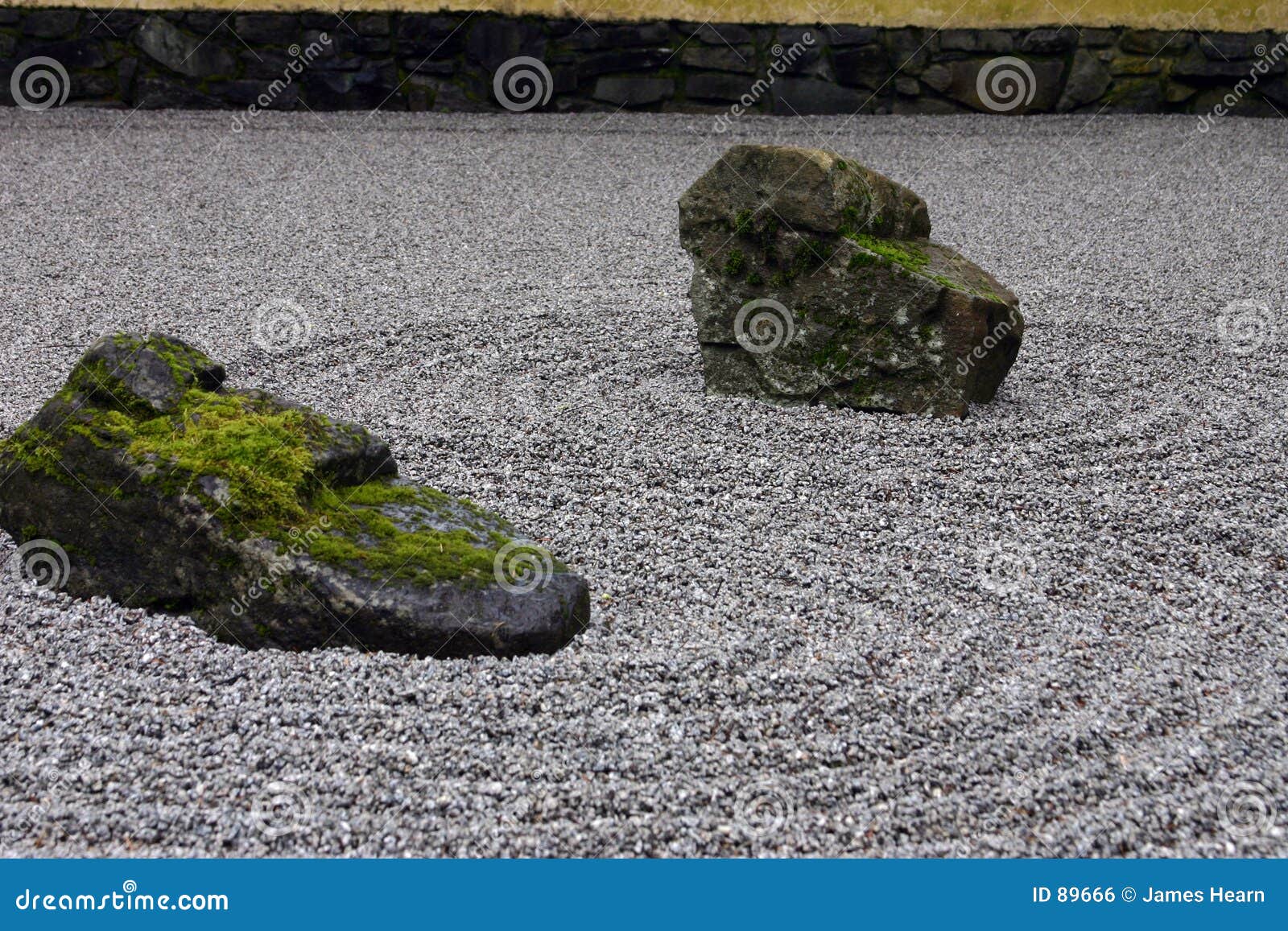 Dos rocas en grava foto de archivo. Imagen de jardines, roca - 89666