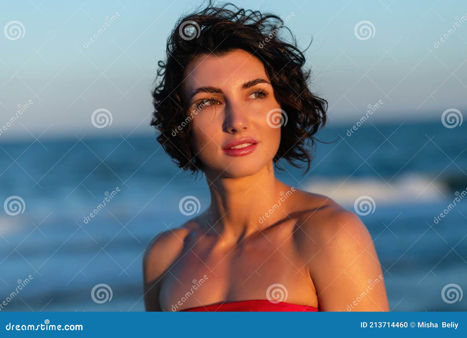 Dos Sexy Dune Belle Femme En Bikini Rouge Sur Fond Marin Photo Stock