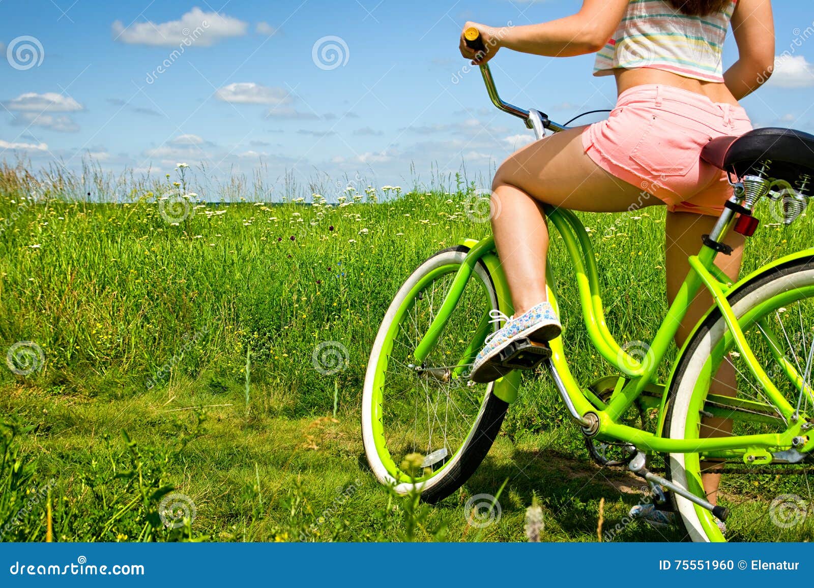Dos Sexy De Jeune Femme Sexy Sur Le Croiseur De Bicyclette En Nature
