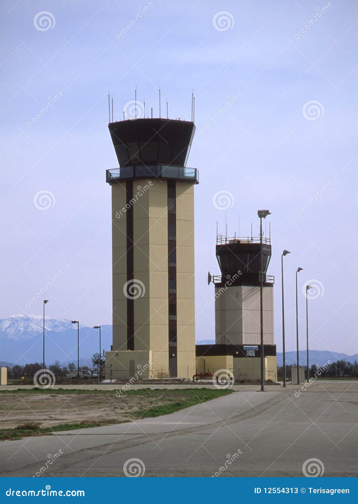 Dos torres de control imagen de archivo. Imagen de torres - 12554313