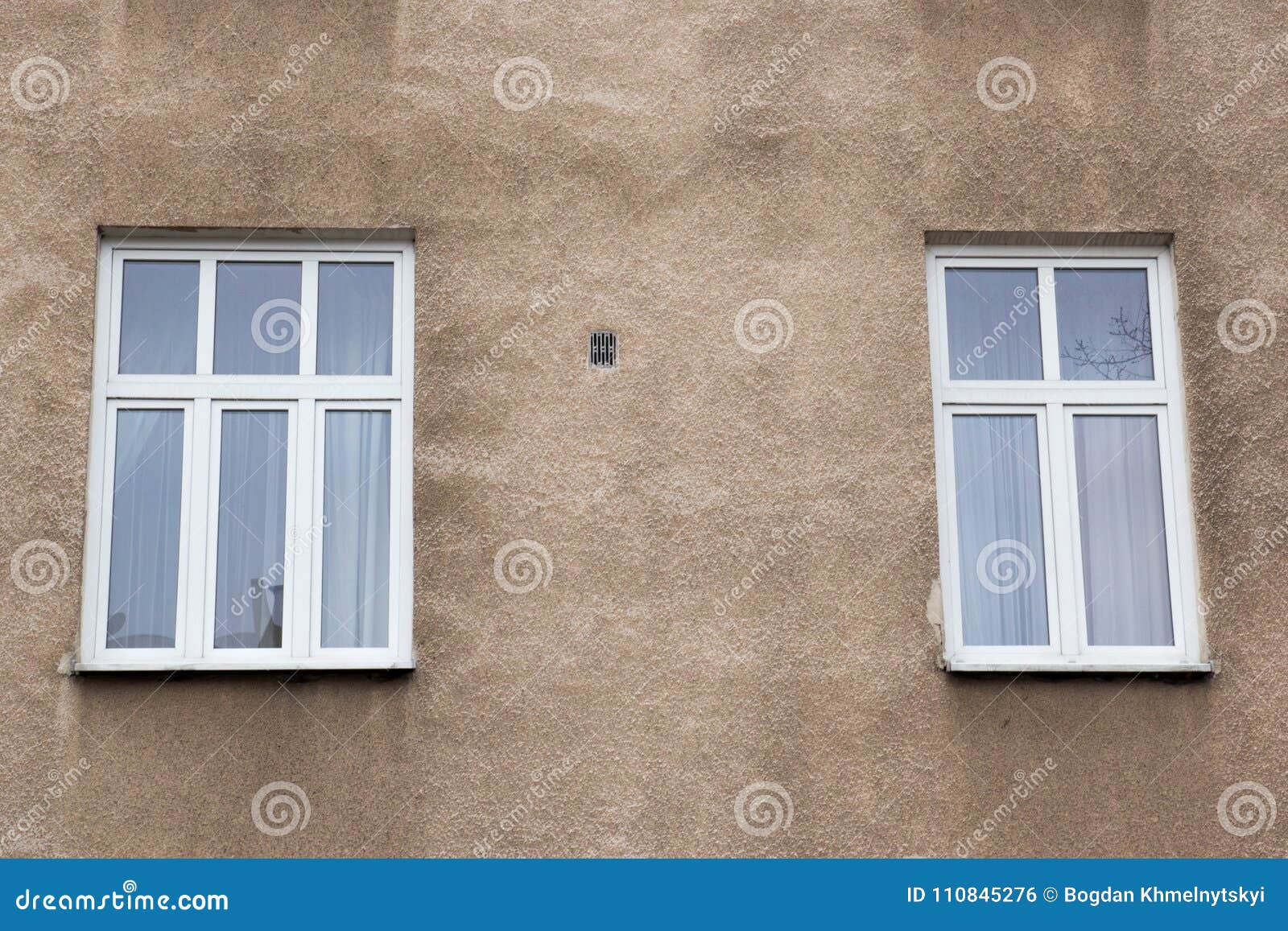 Dos Ventanas Modernas En La Fachada De La Casa Foto de archivo - Imagen ...