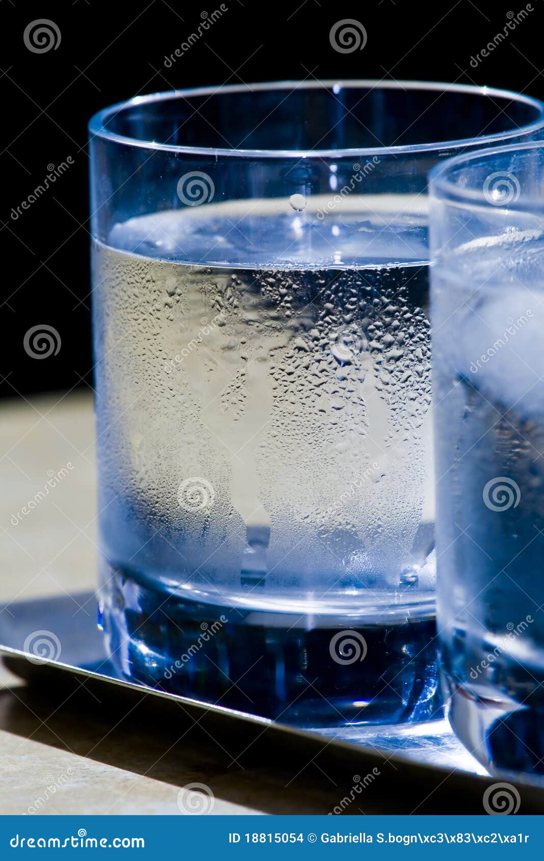 Dos vidrios de agua helada foto de archivo. Imagen de ciclo - 18815054