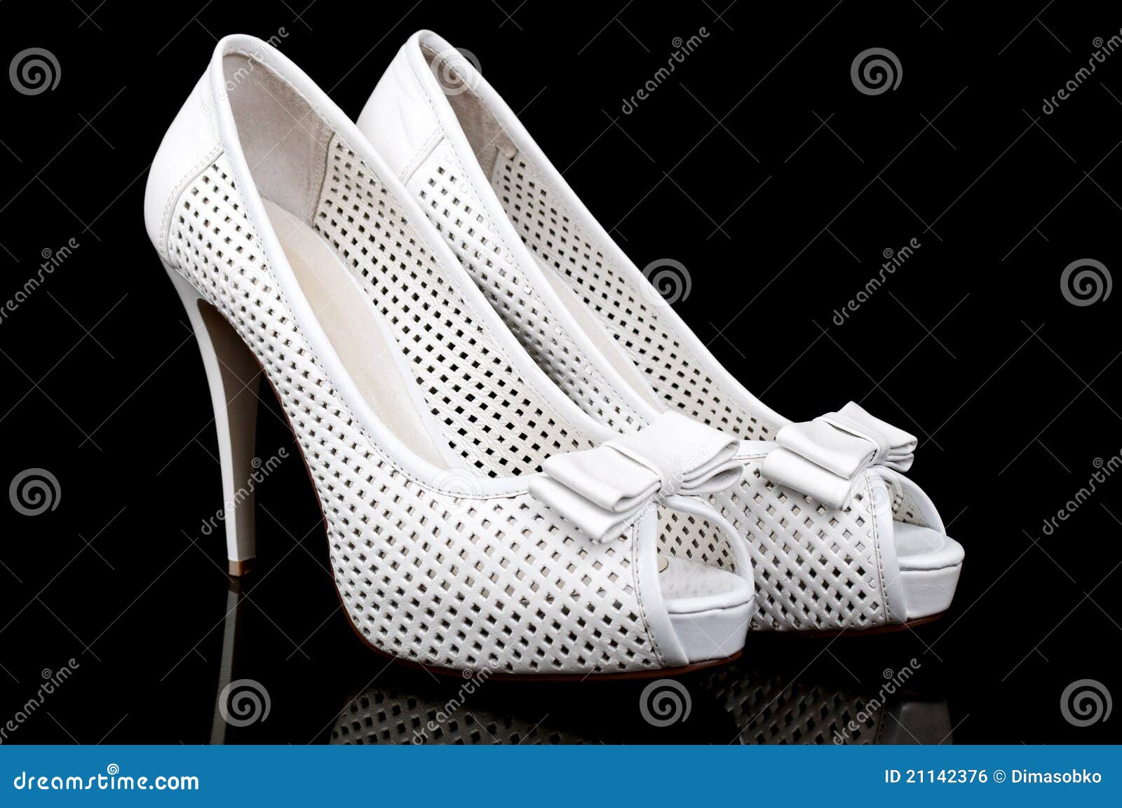 Dos Zapatos Blancos De La Boda Foto de archivo - Imagen de elegancia ...