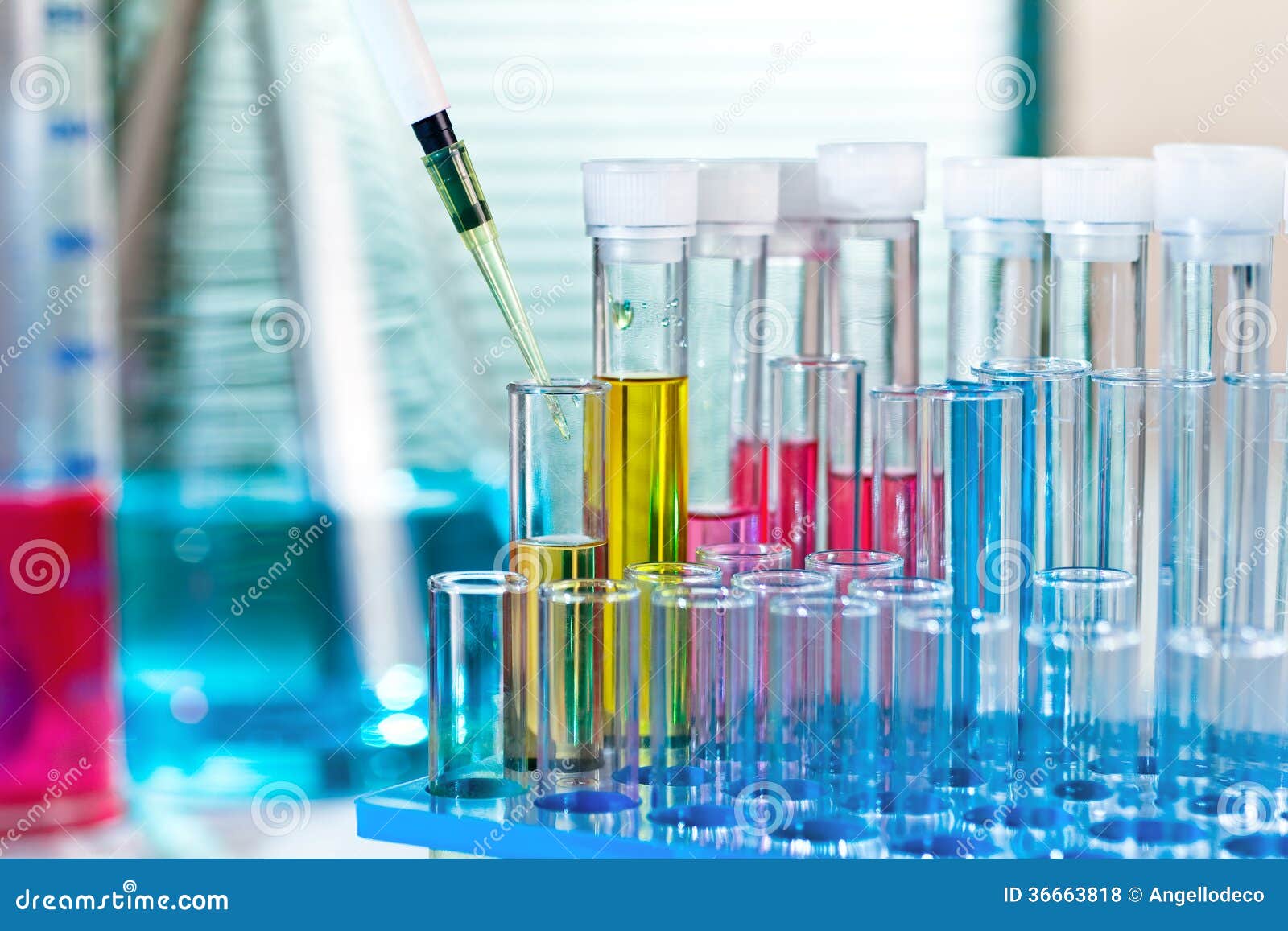 Dosage De Pipette De Laboratoire Photo stock - Image du laboratoire ...