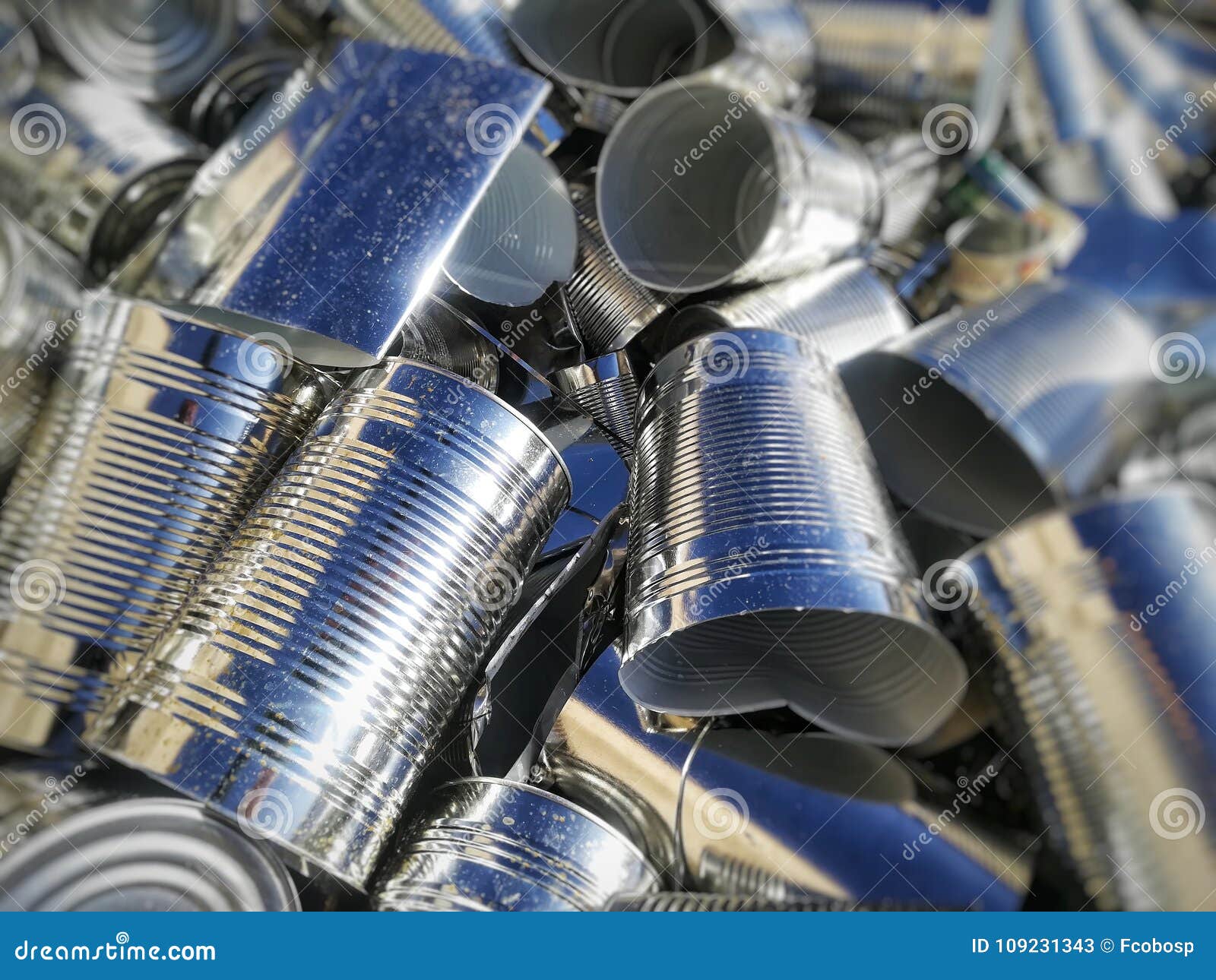 Dosen Vergeuden Aufbereitet Stockbild - Bild von wiederverwertung ...