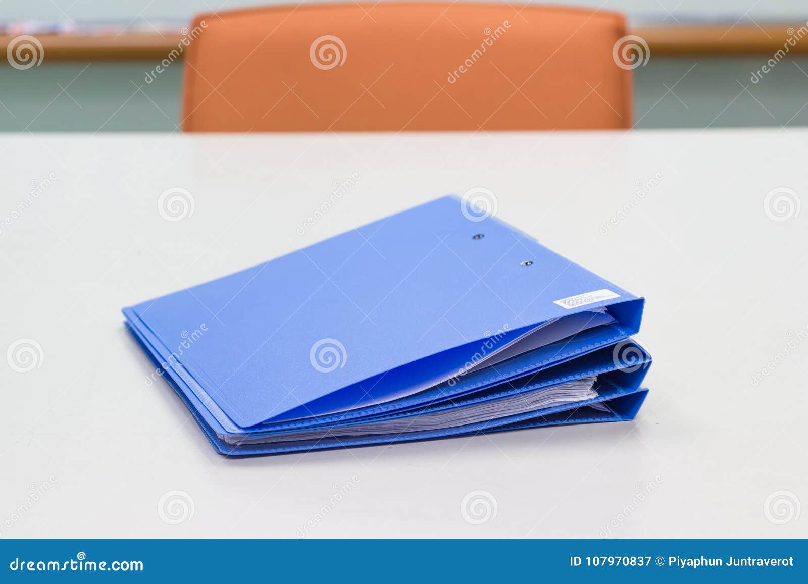 Dossier Avec Des Documents Et Fond De Carnet Sur La Table Blanche Image ...