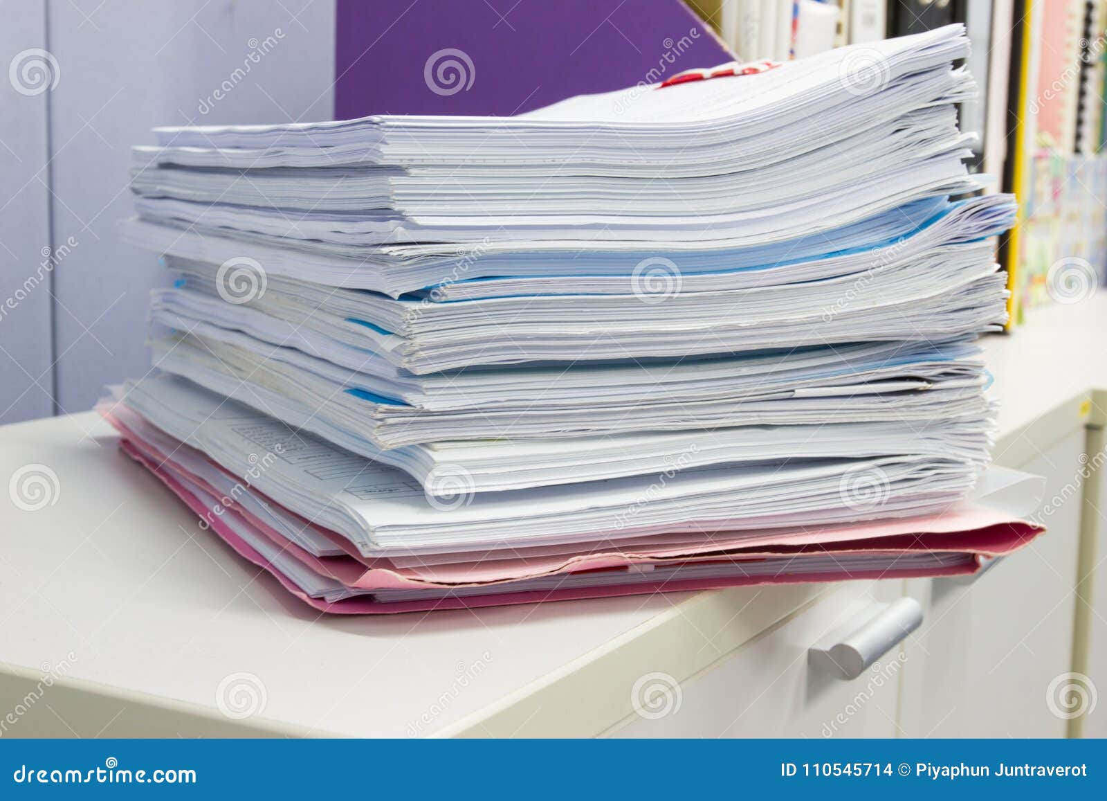 Dossier Et Pile De Fichier Papier De Rapport De Gestion Photo stock - Image du organisation ...