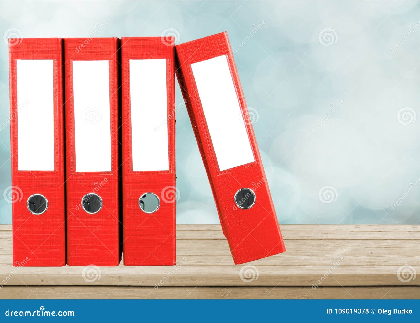 Dossiers Avec Des Documents Sur La Table Sur Le Fond Photo stock ...