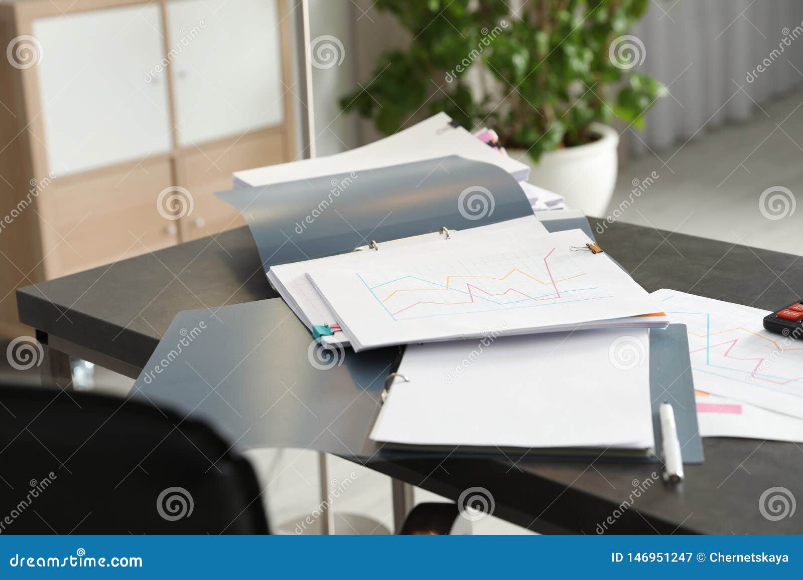 Dossiers Ouverts Avec Des Documents Sur La Table Image stock - Image du ...