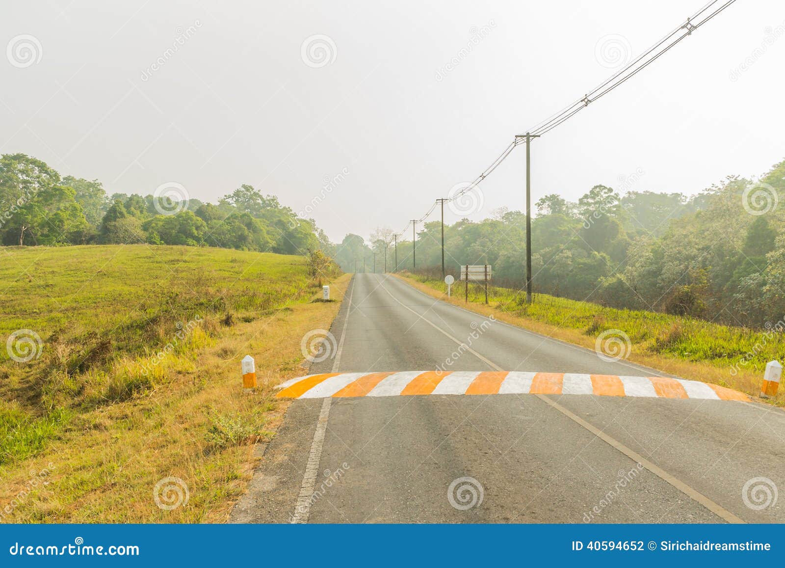 DOSSO STRADALE DI GOMMA SULLA STRADA Fotografia Stock - Immagine di ...