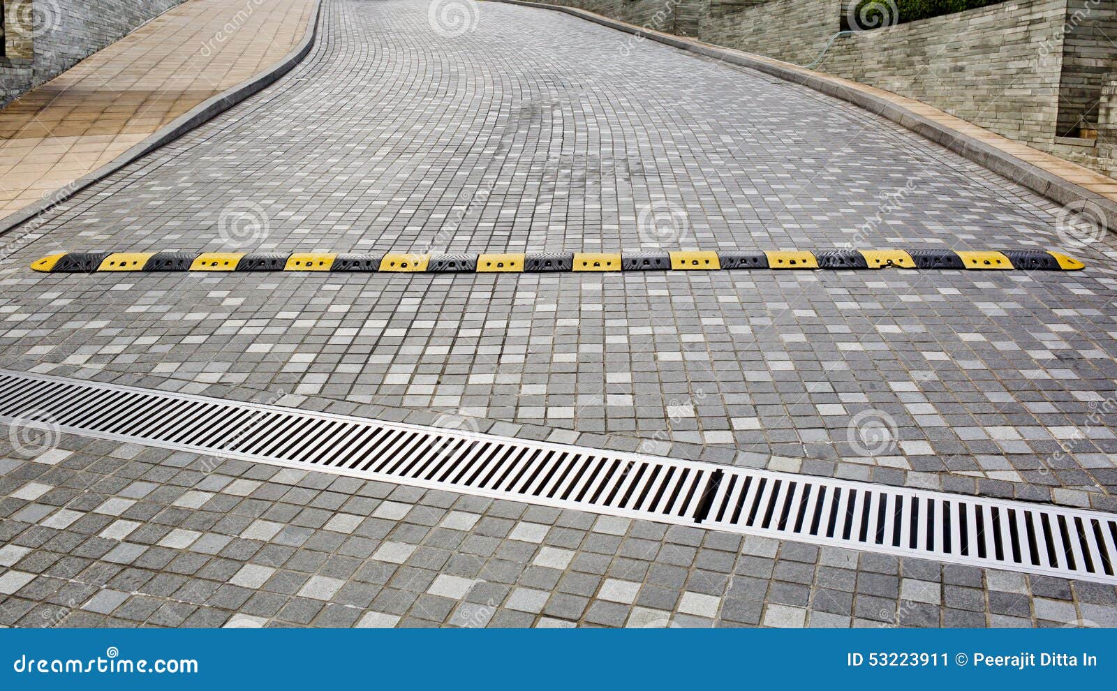 Dosso Stradale Di Sicurezza Stradale Su Una Strada Asfaltata Immagine ...