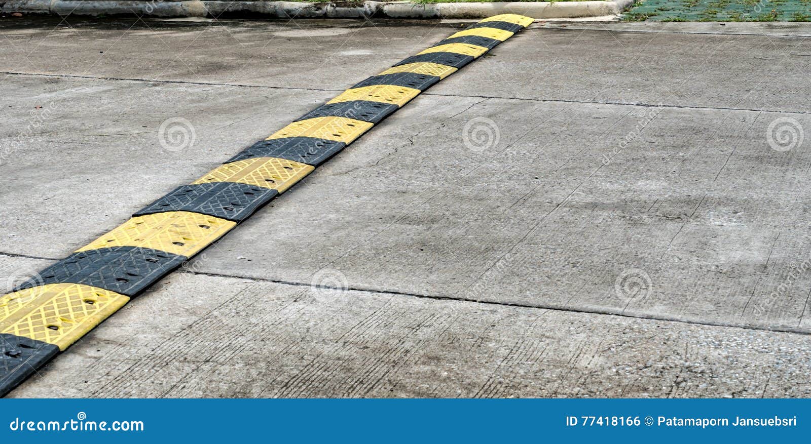 Dosso Stradale Giallo E Nero Fotografia Stock - Immagine di irregolare ...