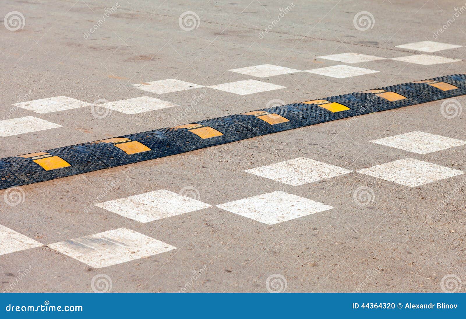 Dosso Stradale Su Una Strada Asfaltata Fotografia Stock - Immagine di ...