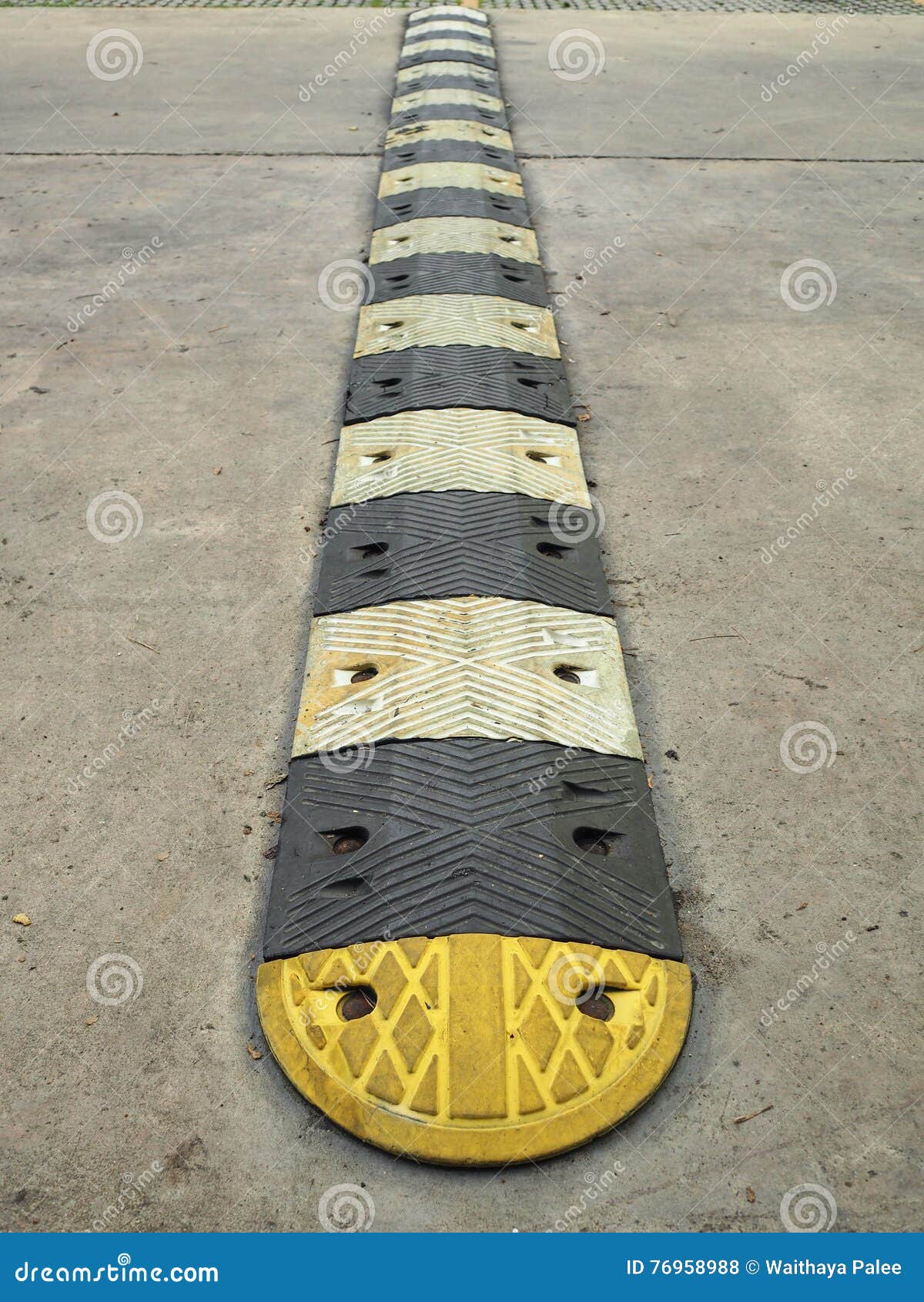 Dosso Stradale Su Una Strada Cementata Fotografia Stock - Immagine di ...