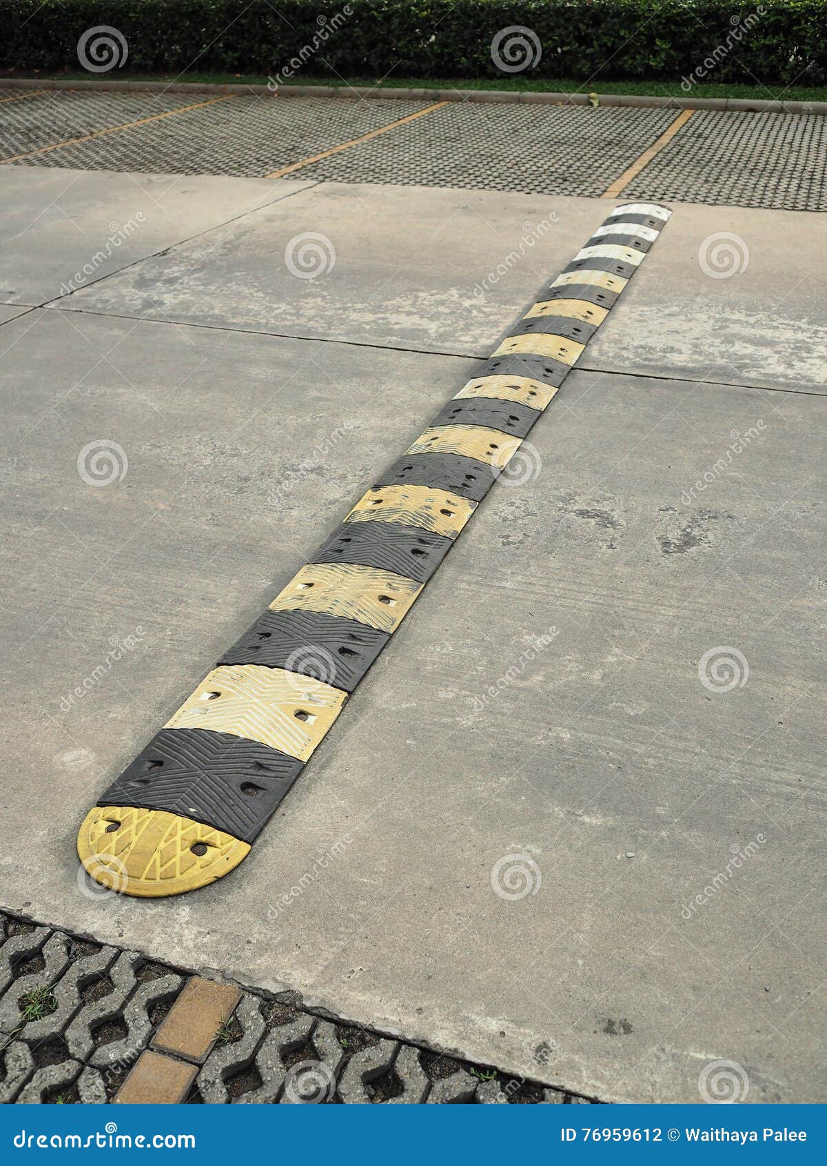 Dosso Stradale Su Una Strada Cementata Fotografia Stock - Immagine di ...