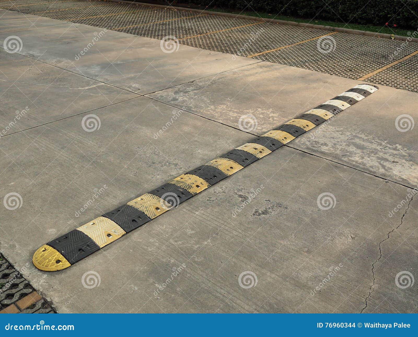 Dosso Stradale Su Una Strada Cementata Fotografia Stock - Immagine di ...