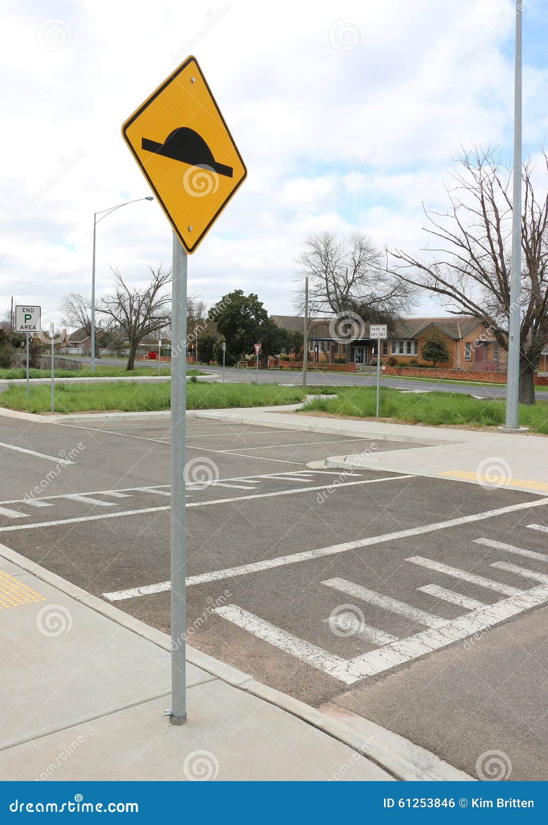 Dosso Stradale Sulla Strada Asfaltata Con Il Segno Giallo E Nero ...
