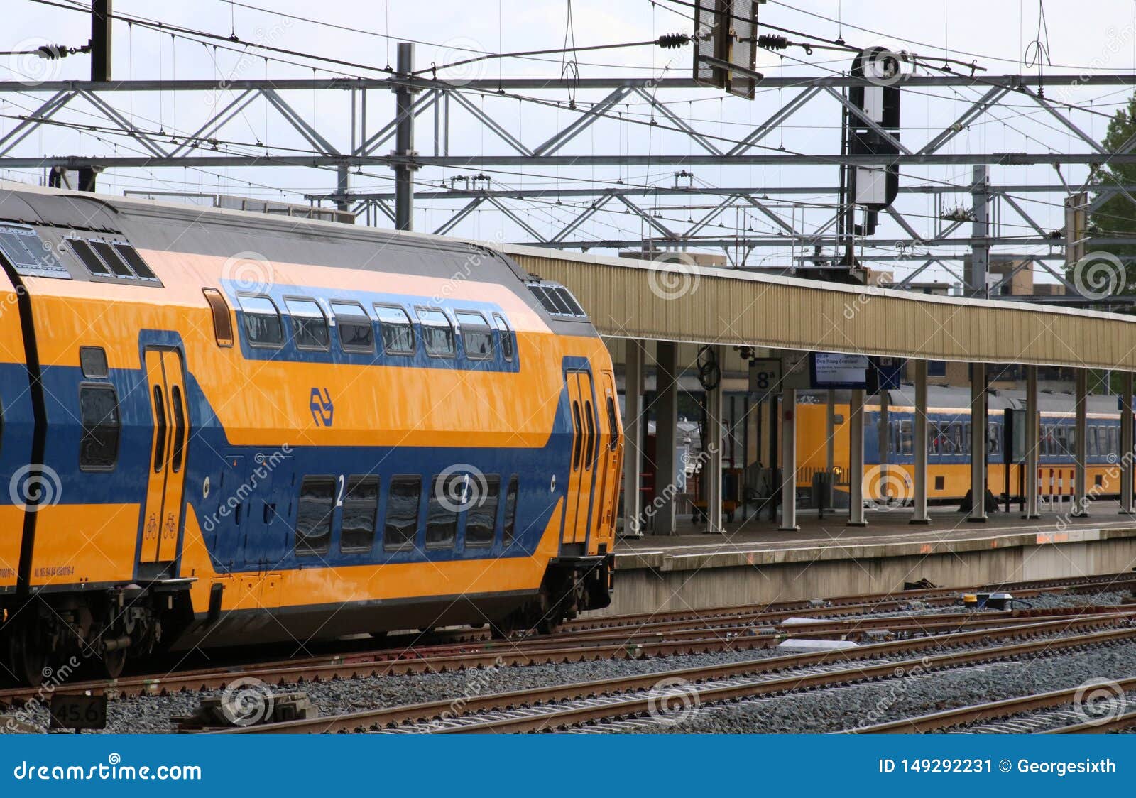 Double Deck Train Platform Leiden Railway Station Editorial Photo ...