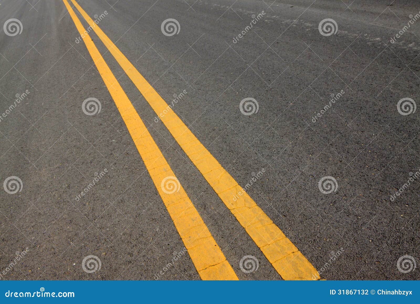 Double Ligne Continue Jaune Photo stock - Image du voyage, étiquette ...