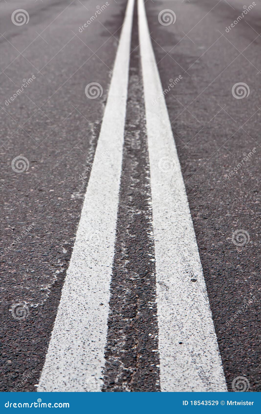 Doubles Lignes Blanches Sur La Route Image stock - Image du ...