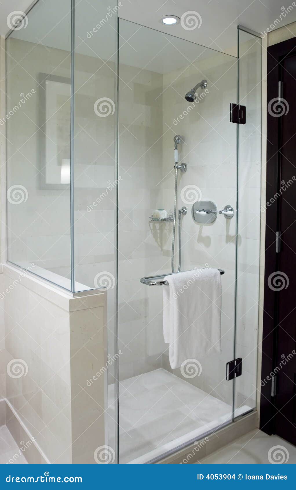 Douche moderne photo stock. Image du trappes, course, tourisme - 4053904