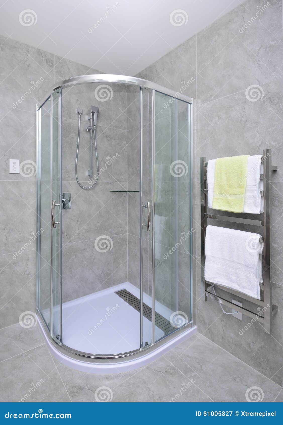 Douche moderne image stock. Image du propreté, murs, jaune - 81005827