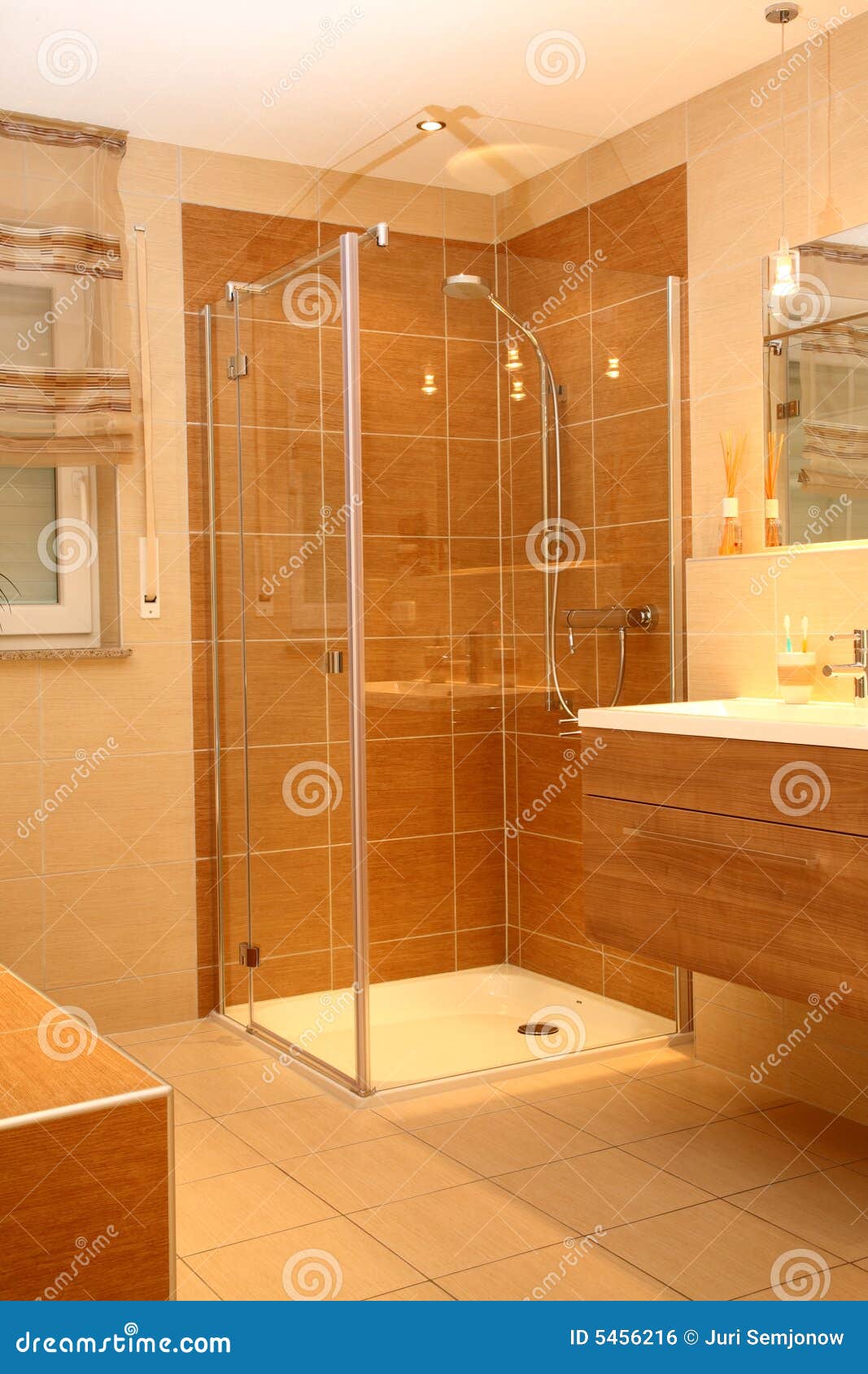 Douche Moderne De Salle De Bains. Photo stock - Image of bain, douche ...