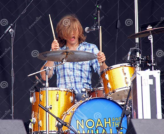 Doug Fink of Noah and the Whale Editorial Photo - Image of raver ...