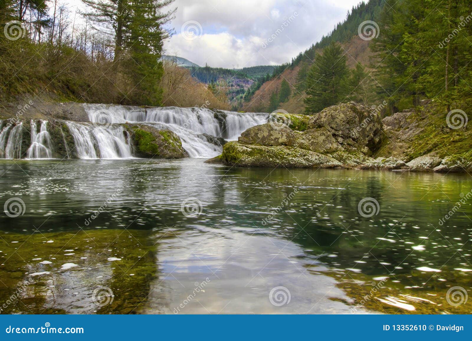 Dougan Falls in Washington stock photo. Image of hole - 13352610