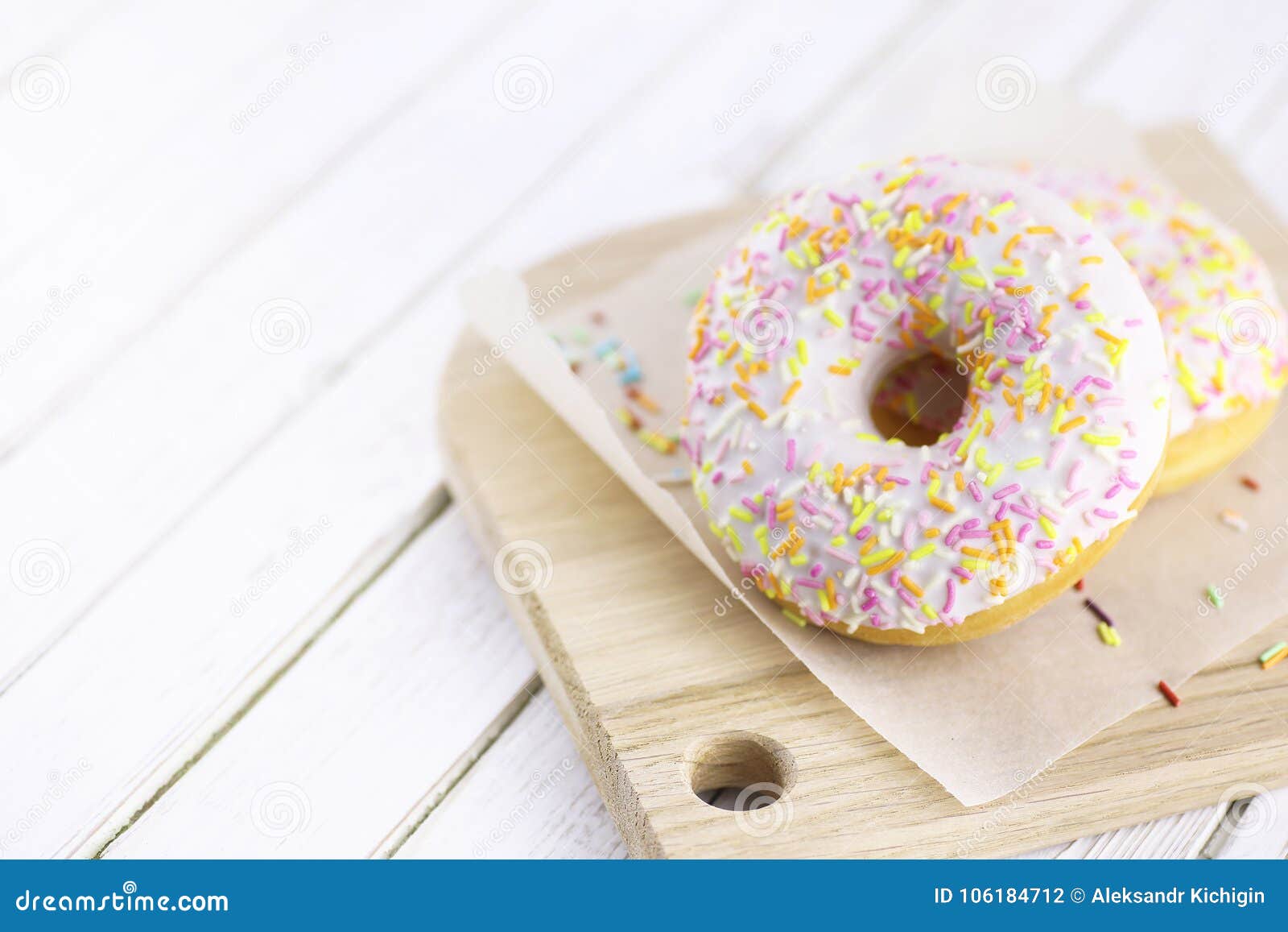 Doughnut Op Een Houten Witte Achtergrond Stock Foto - Image of ...