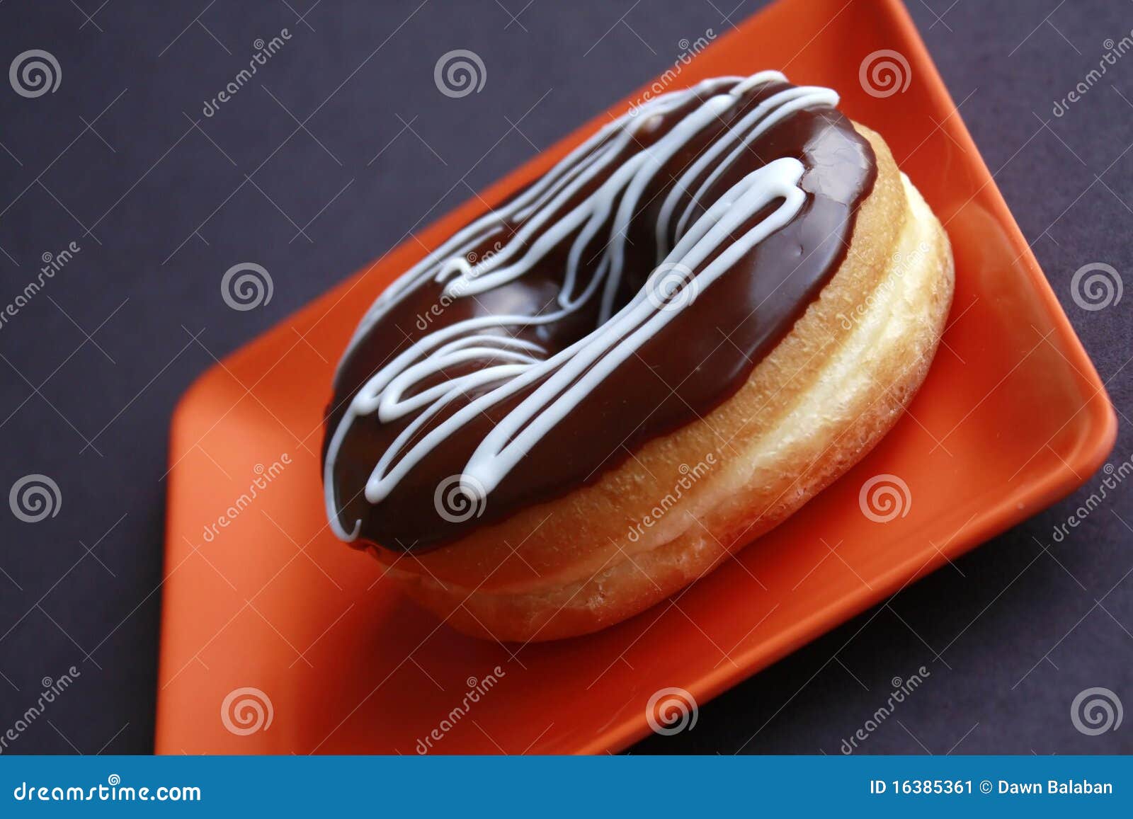 Doughnut Op Plaat Picture. Image: 16385361