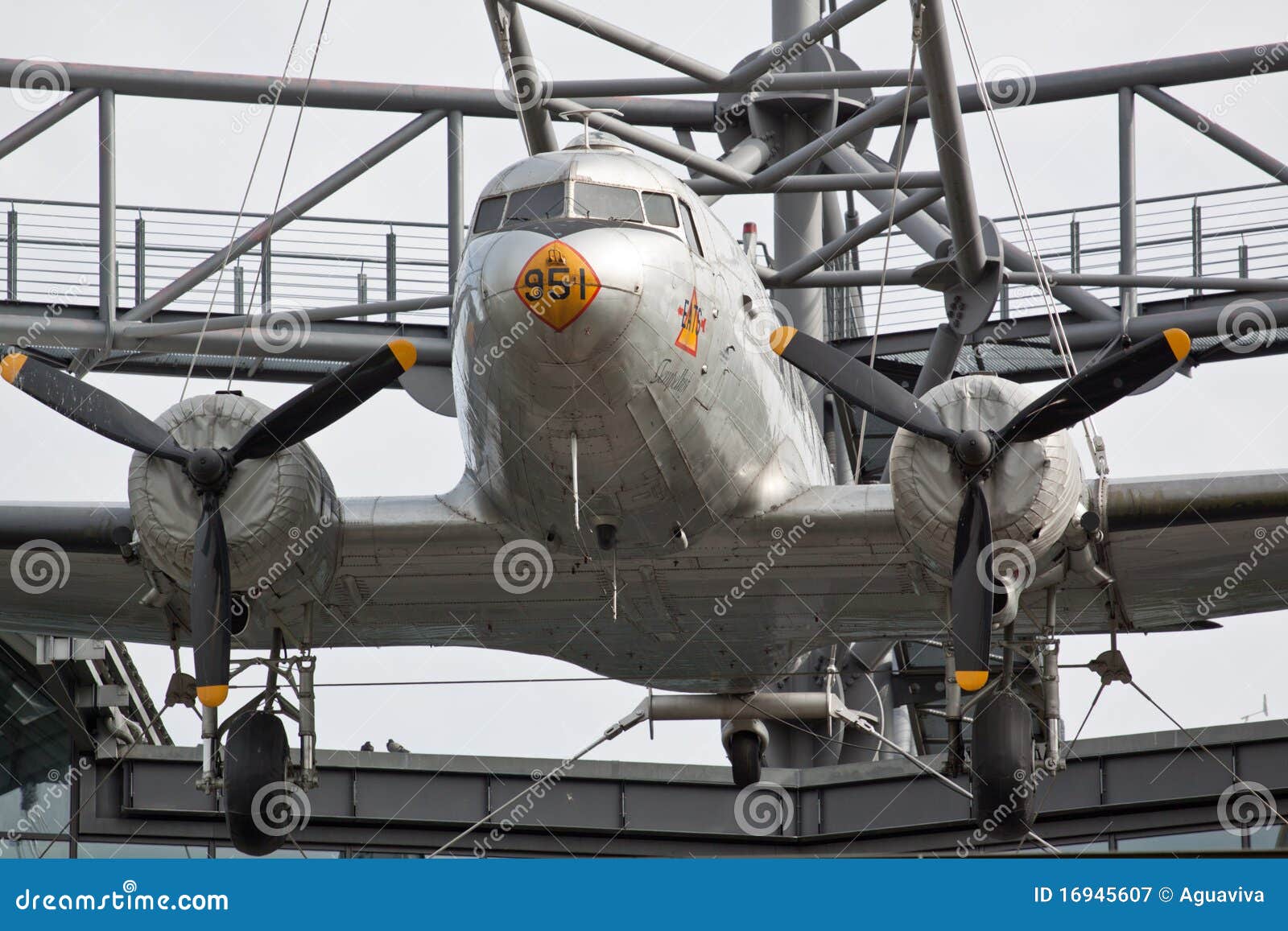 Douglas DC-3 Aircraft editorial photography. Image of airplaine - 16945607