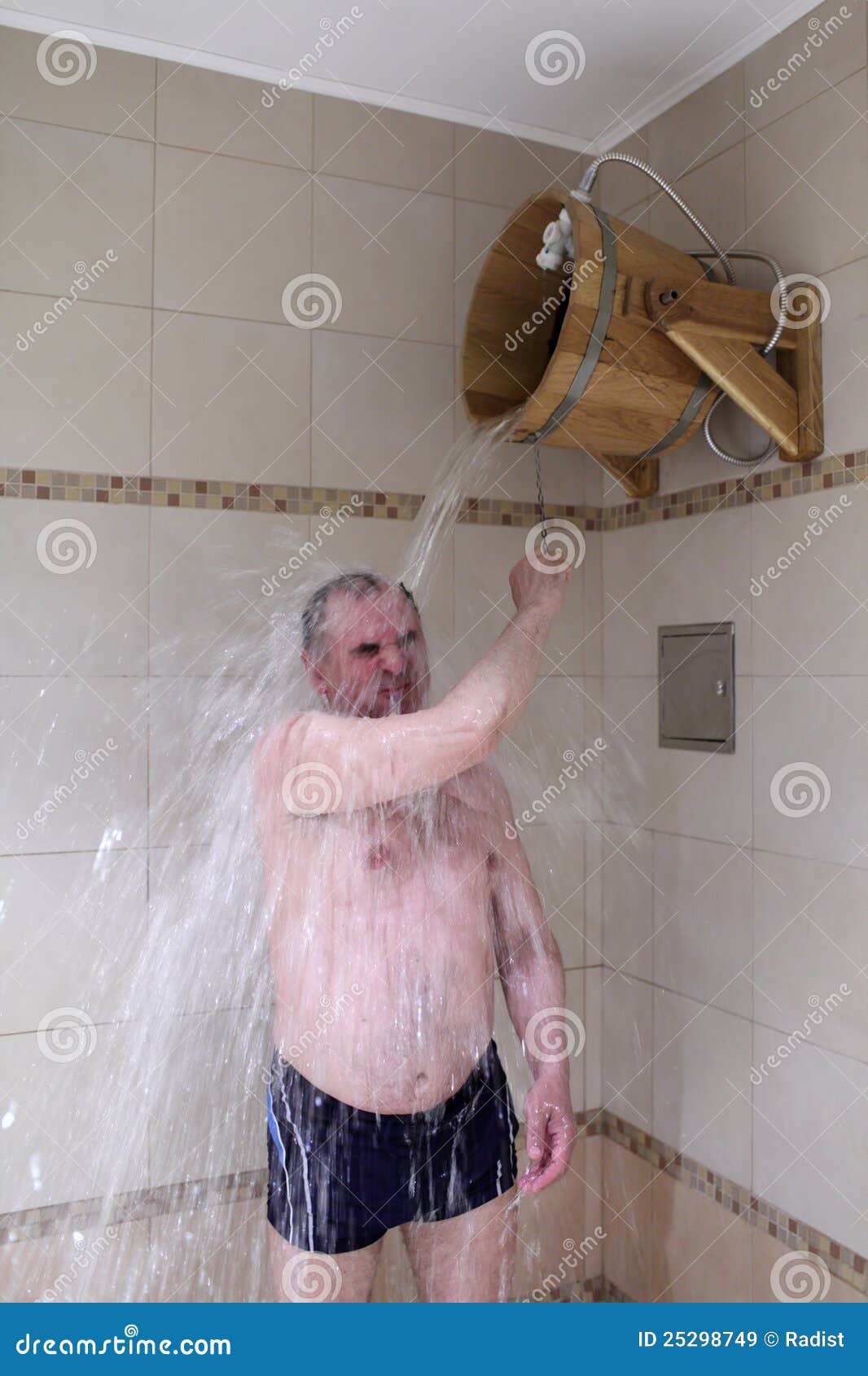 Dousing met koud water stock afbeelding. Image of vallen - 25298749