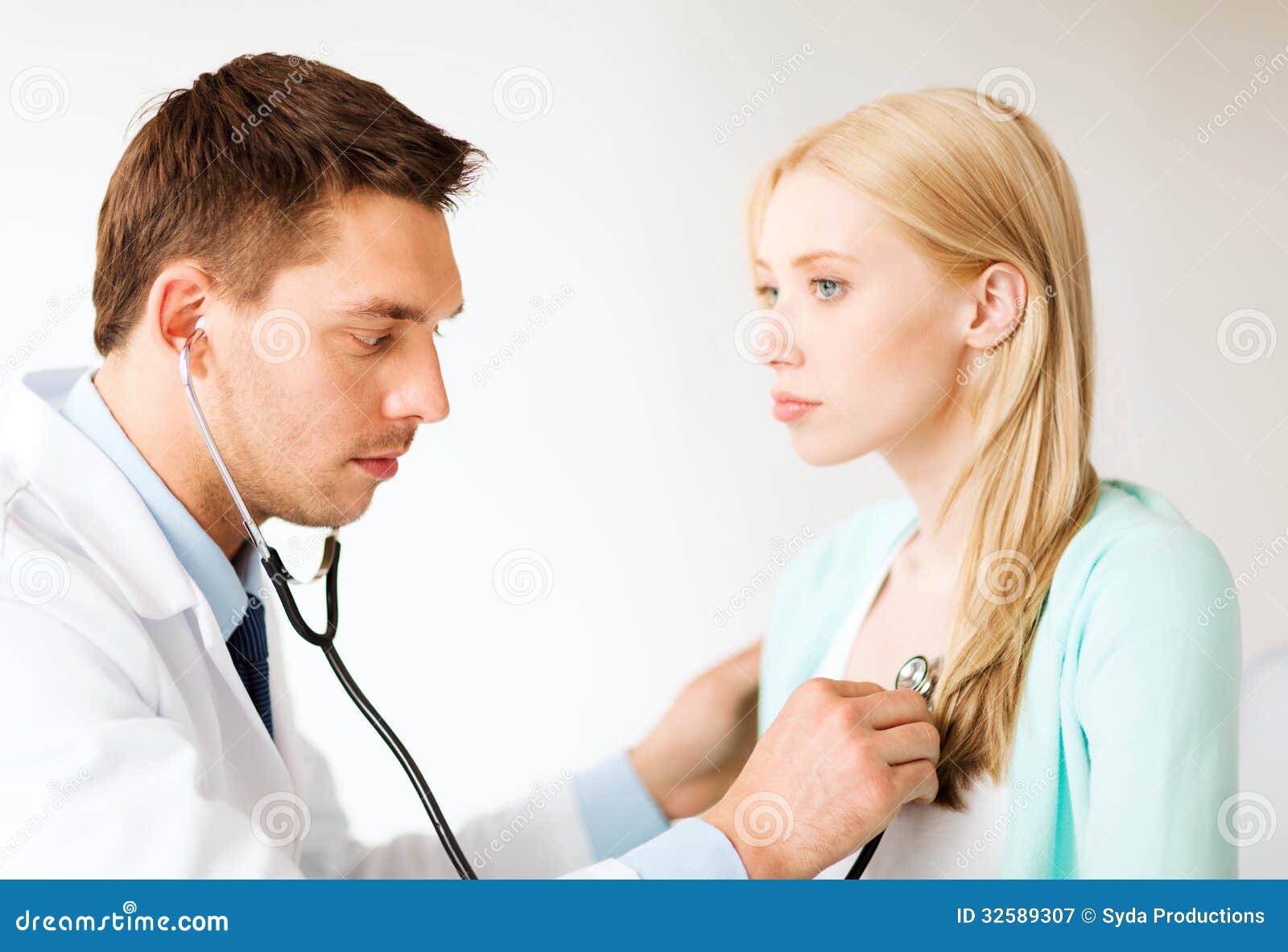 Doutor Com Estetoscópio Que Escuta O Paciente Imagem de Stock - Imagem ...