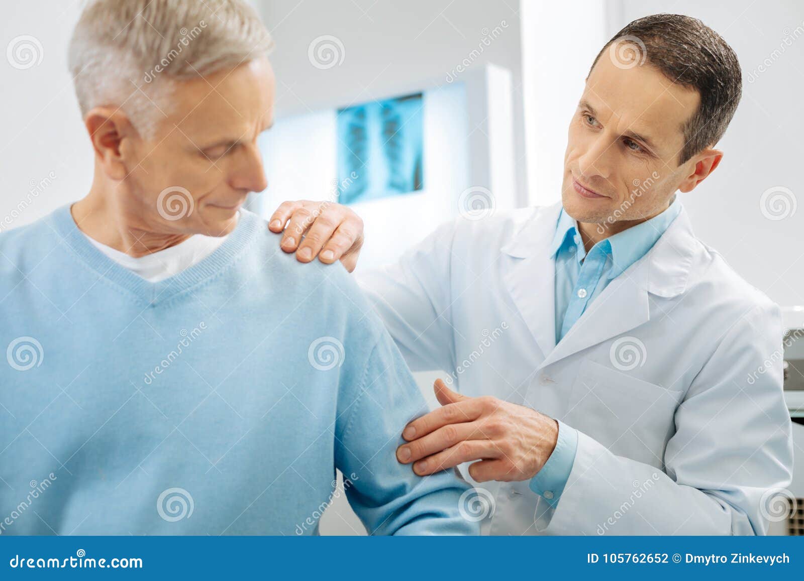 Doutor Esperto Profissional Que Trabalha Com Um Paciente Foto de Stock ...