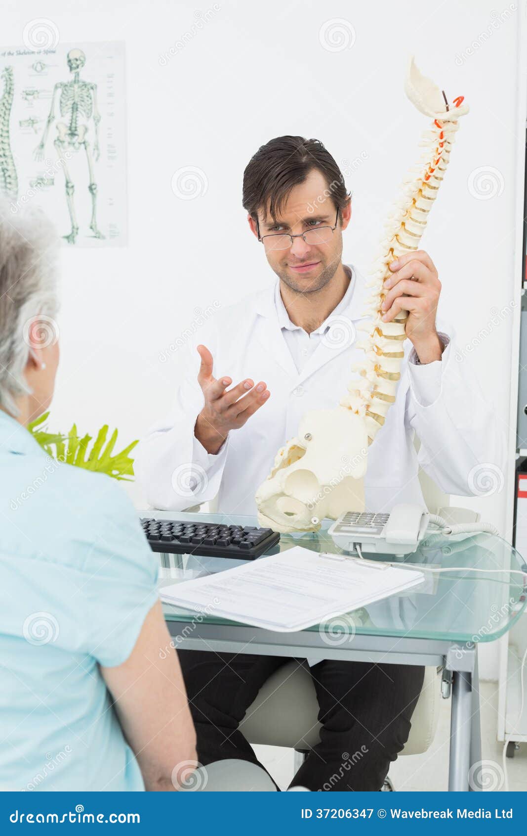 Doutor Masculino Que Explica a Espinha a Um Paciente Imagem de Stock ...