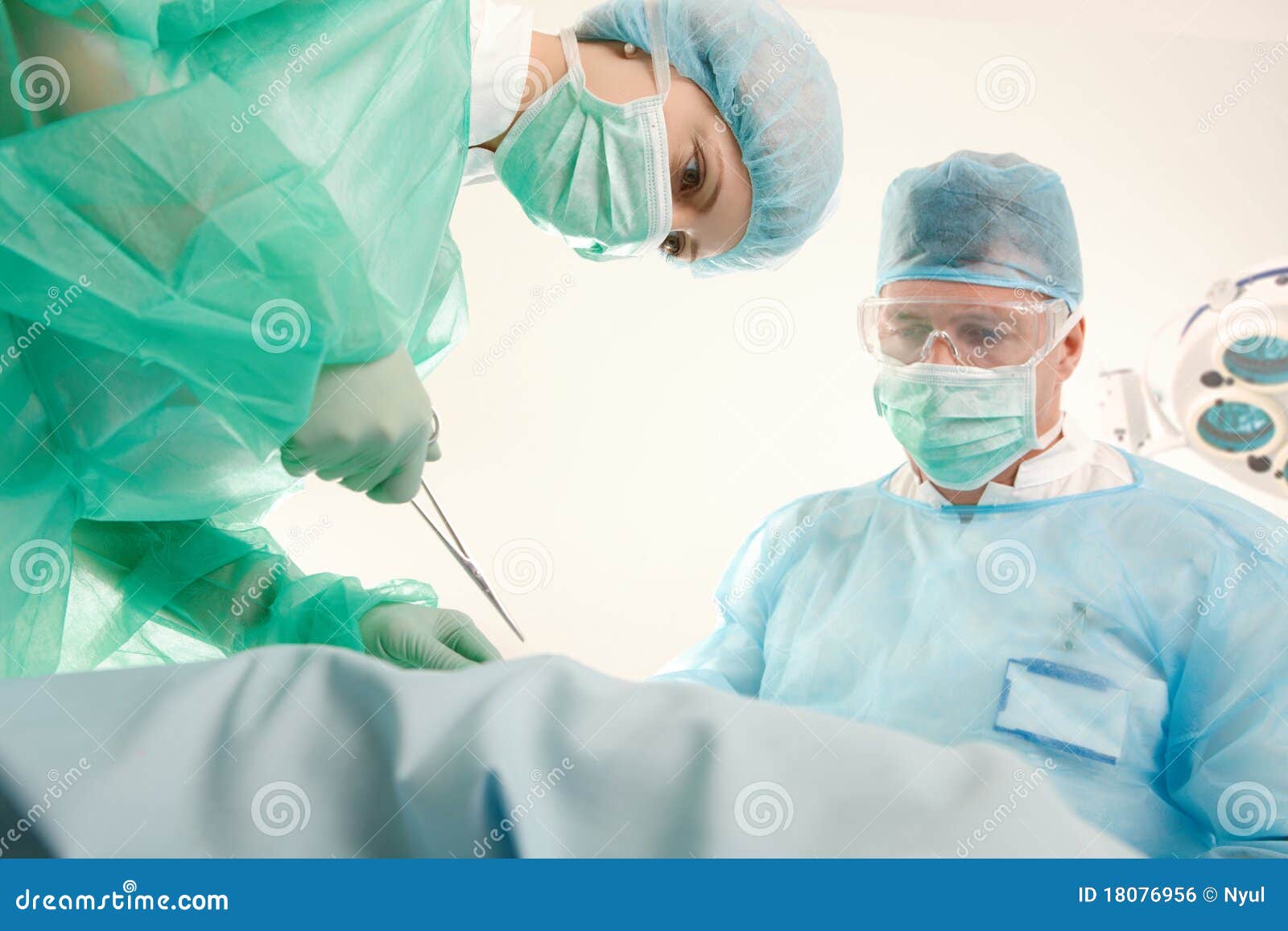 Doutores Que Operam O Paciente Foto de Stock - Imagem de colegas ...