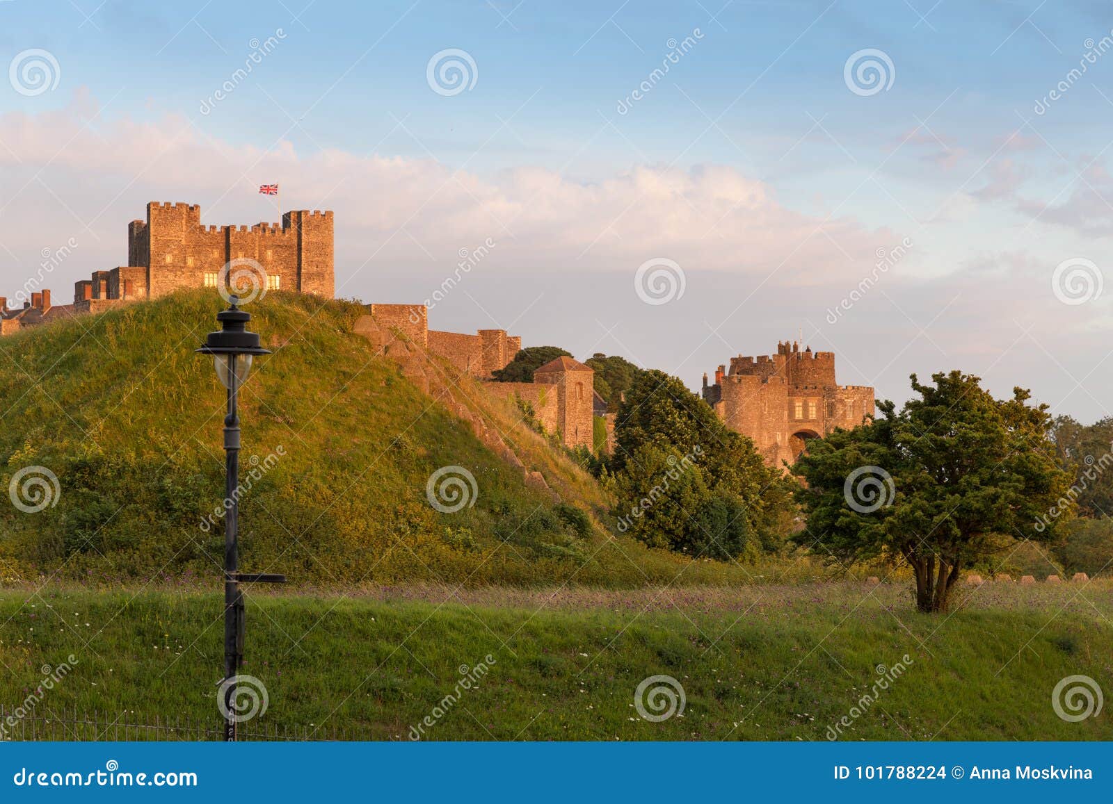 Dover Castle in Zonsonderganglichten Engeland Stock Foto - Image of ...